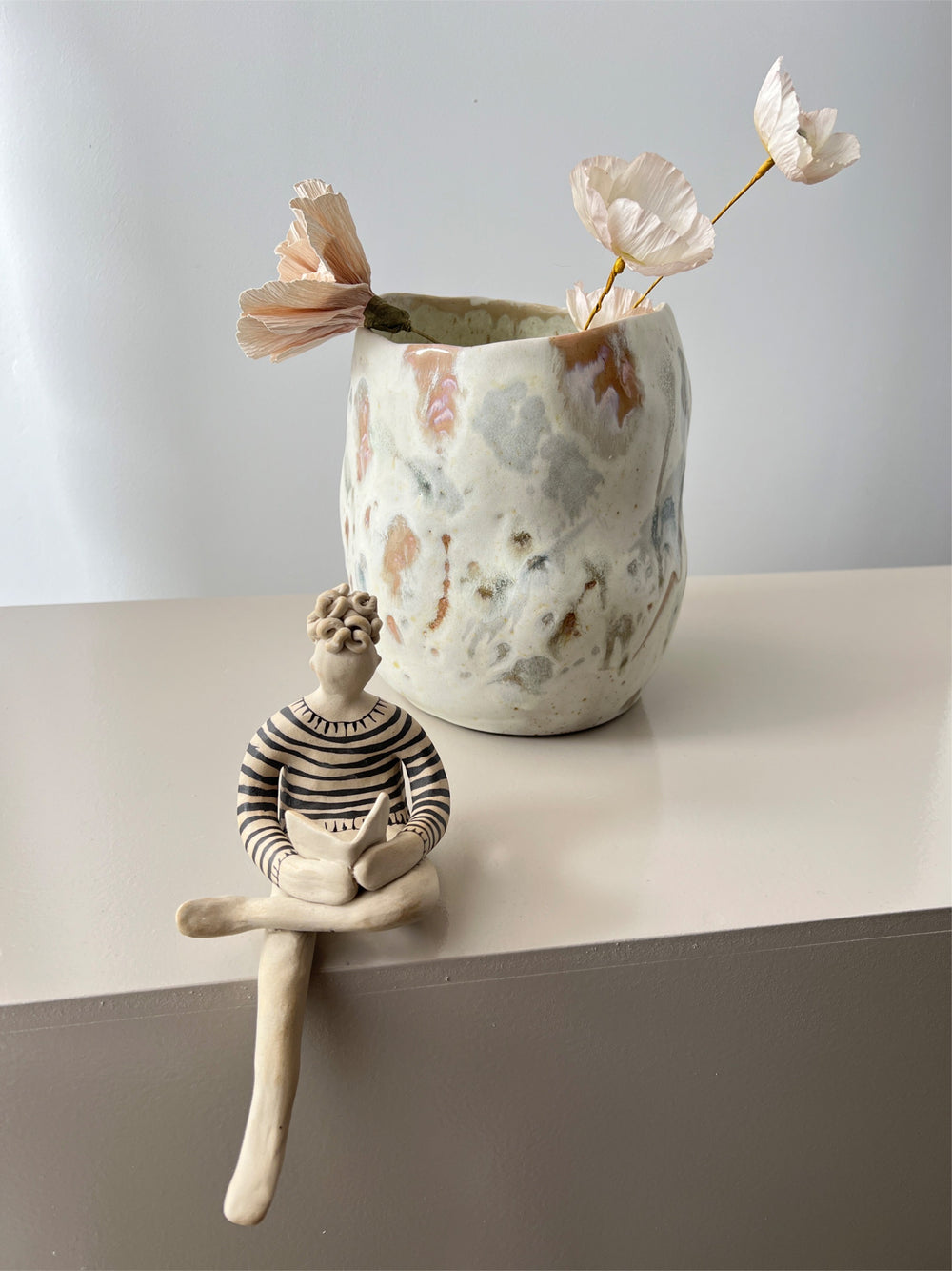 Galleri Lou Ra - Gennem og bag kunsten mødes vi.